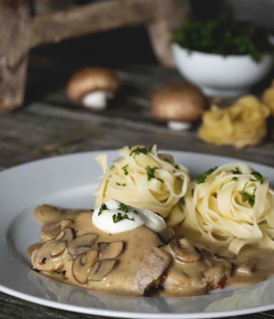Klassisches Rahmschnitzel mit Nüdeli - Cookinesi