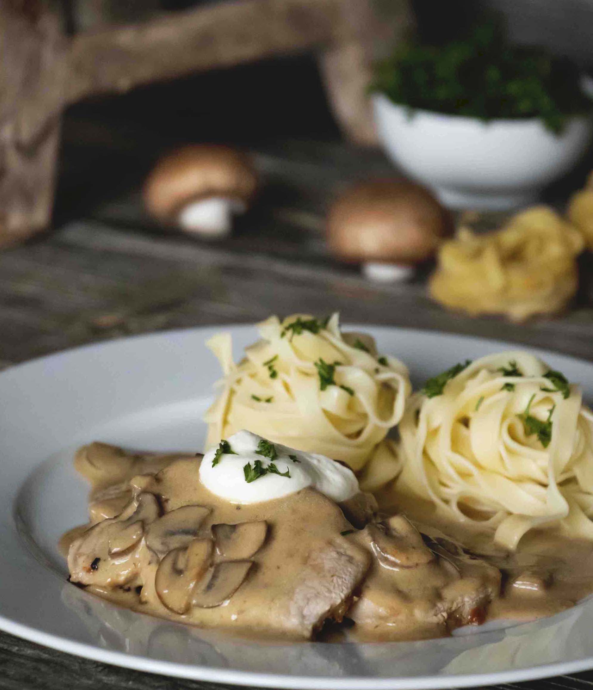 Klassisches Rahmschnitzel mit Nüdeli - Cookinesi